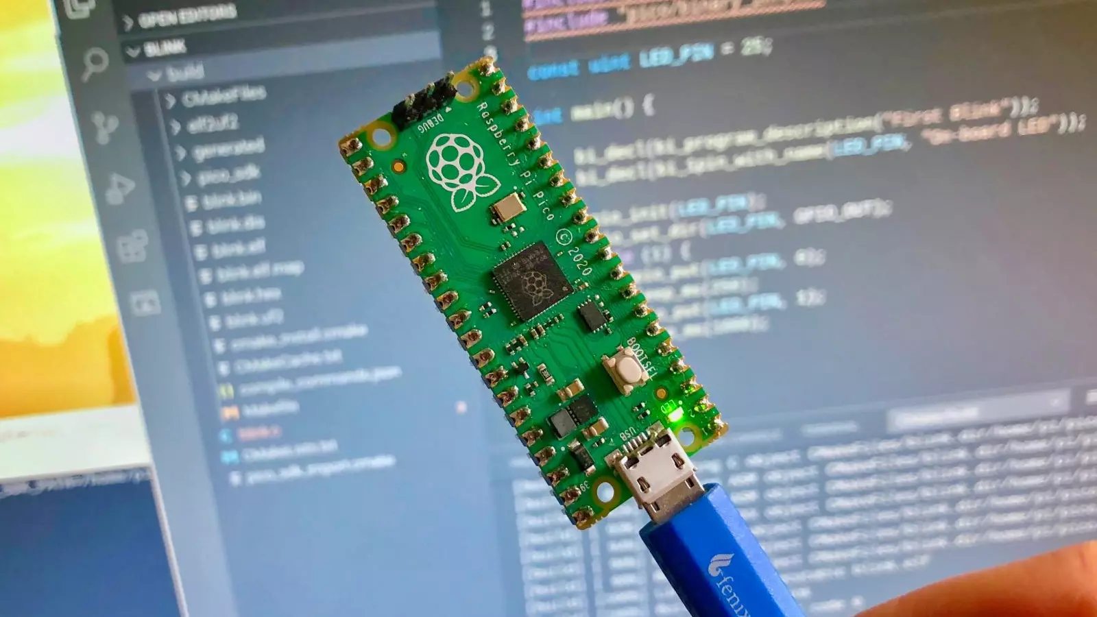 Raspberry Pi Pico microcontoller جو هڪ فوٽو USB ڪيبل سان.