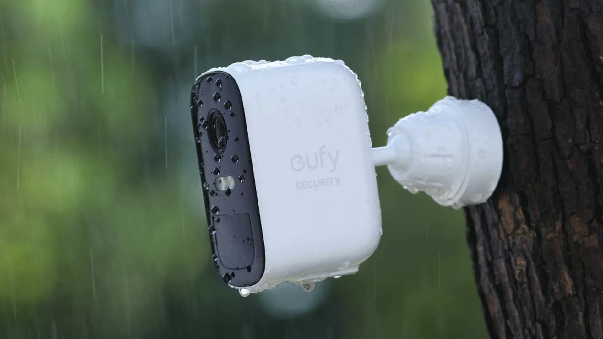 Интелигентна охранителна камера Eufy в дъжда.