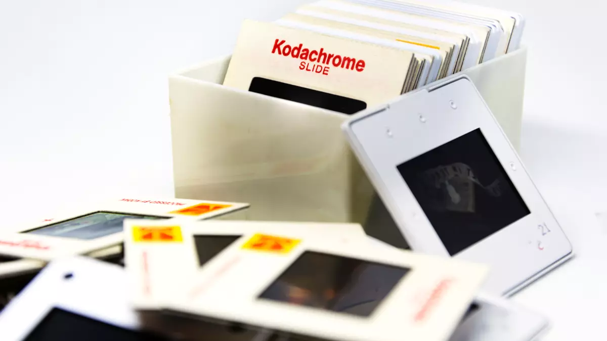 Kodachrome markako 70eko hamarkadako diapositiba taldea plastikozko kutxa baten barruan eta mahai batean sakabanatuta