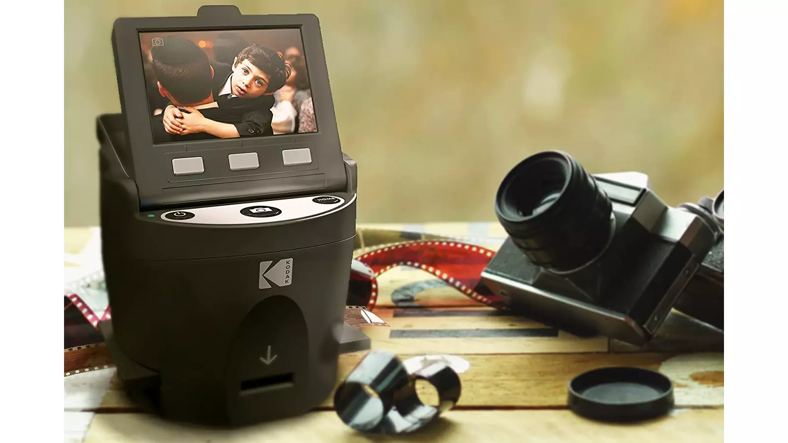 Kodak SCANZA s filmovým příslušenstvím na stole