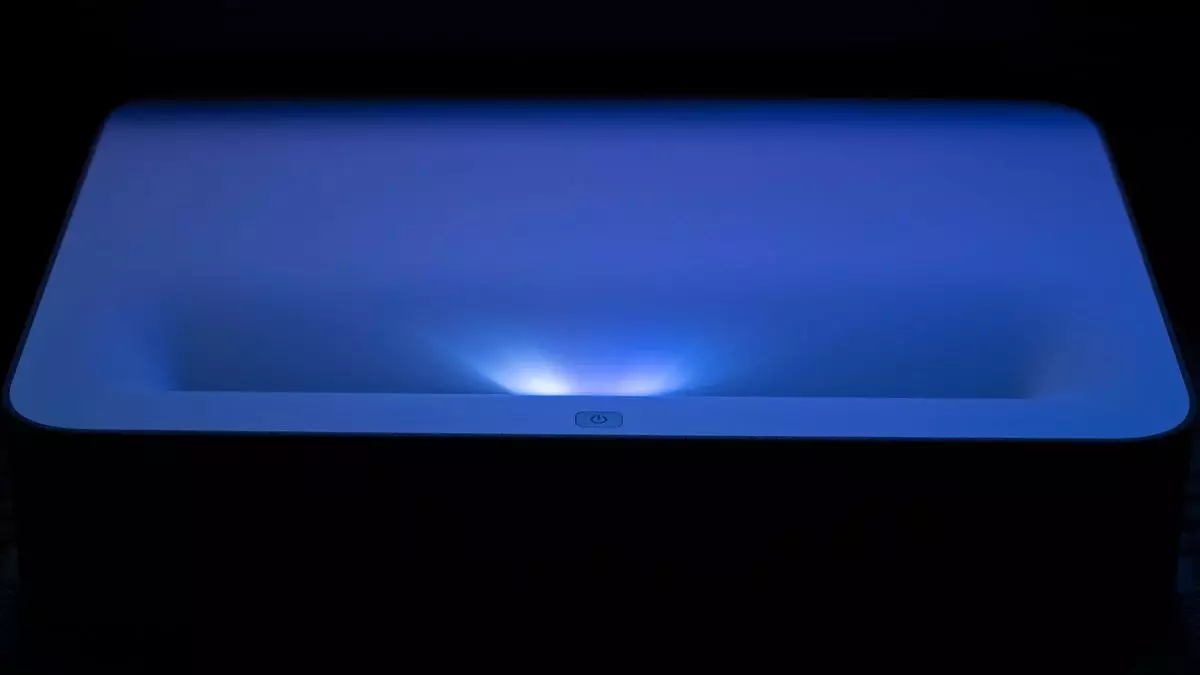 Лазерен проектор в тъмна стая, излъчващ светлина под изключителен ъгъл