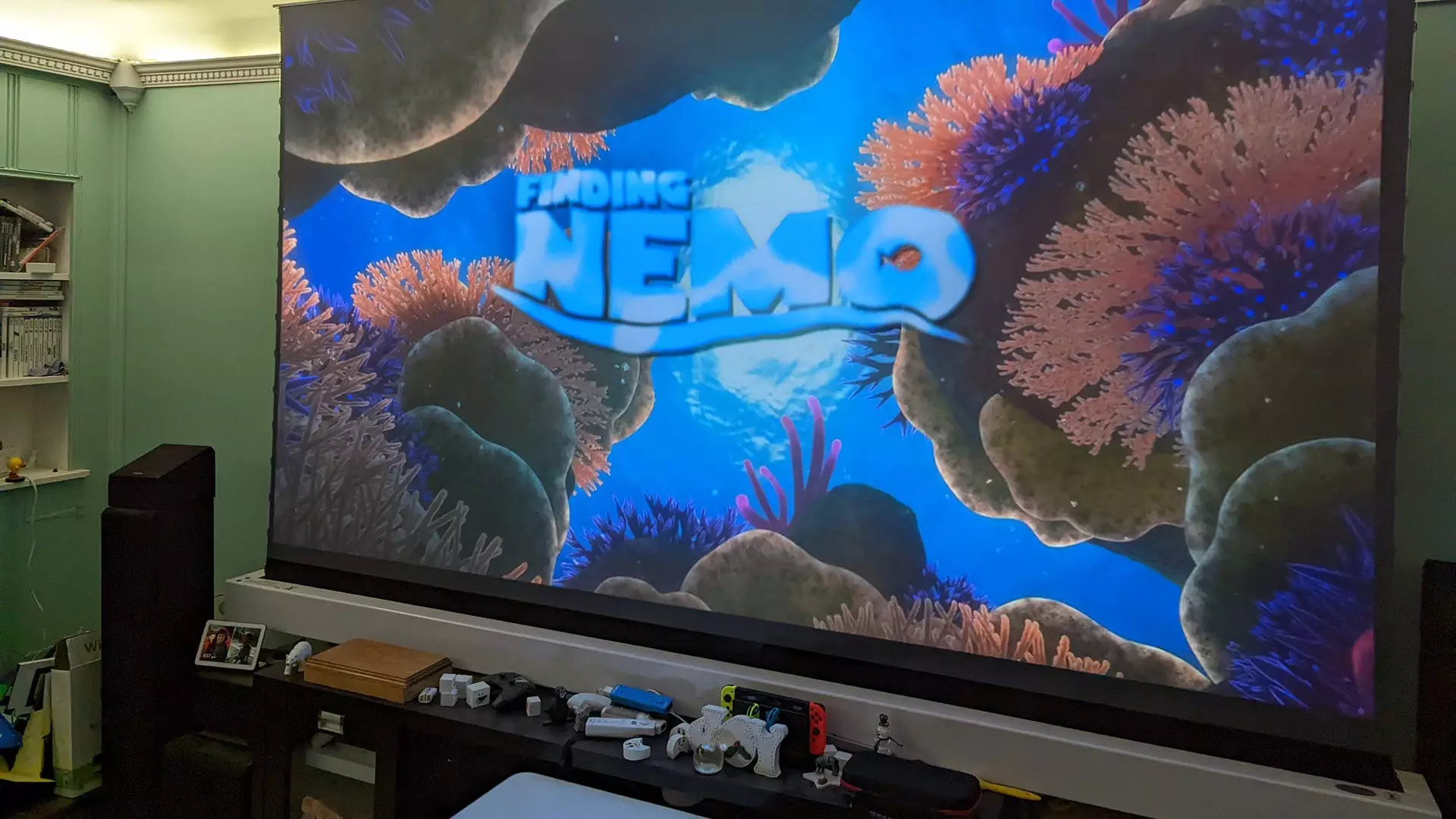 Un ecran gigant de 120 de inchi care afișează „Finding Neo”