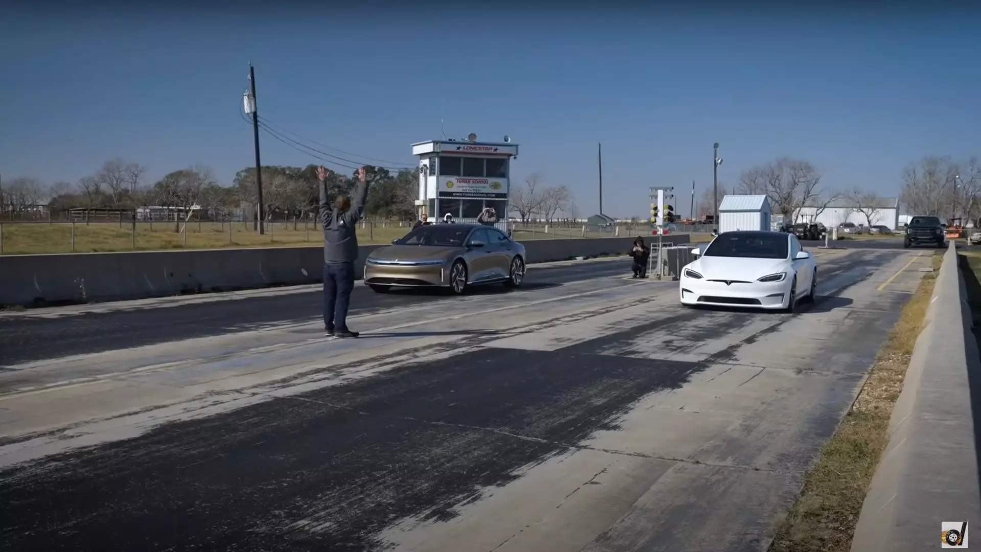 Посмотрите эту бесшумную гонку Tesla Model S Plaid против Lucid Air Dream