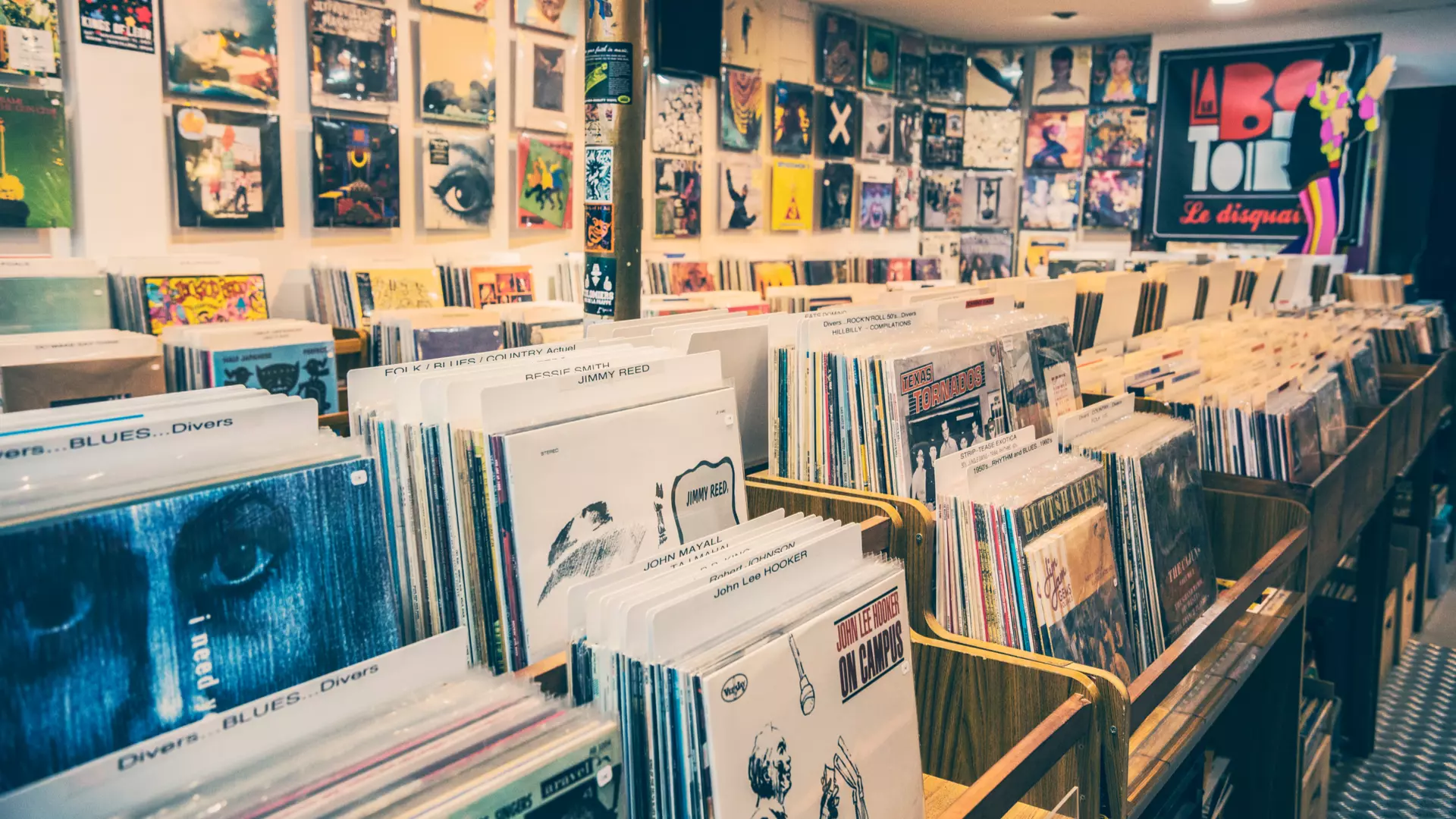 متجر فينيل قديم قديم في تولوز ، فرنسا. مجموعة من تسجيلات الفينيل LP للبيع في متجر الموسيقى في تولوز