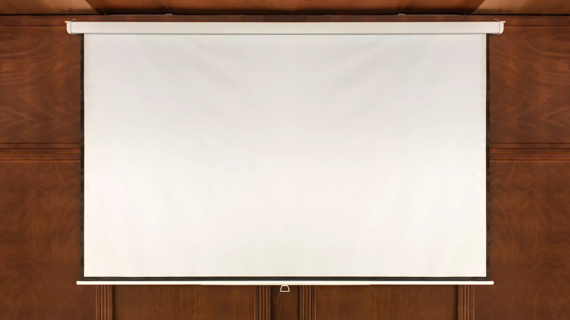 Unha pantalla de proxector sobre unha parede de madeira.