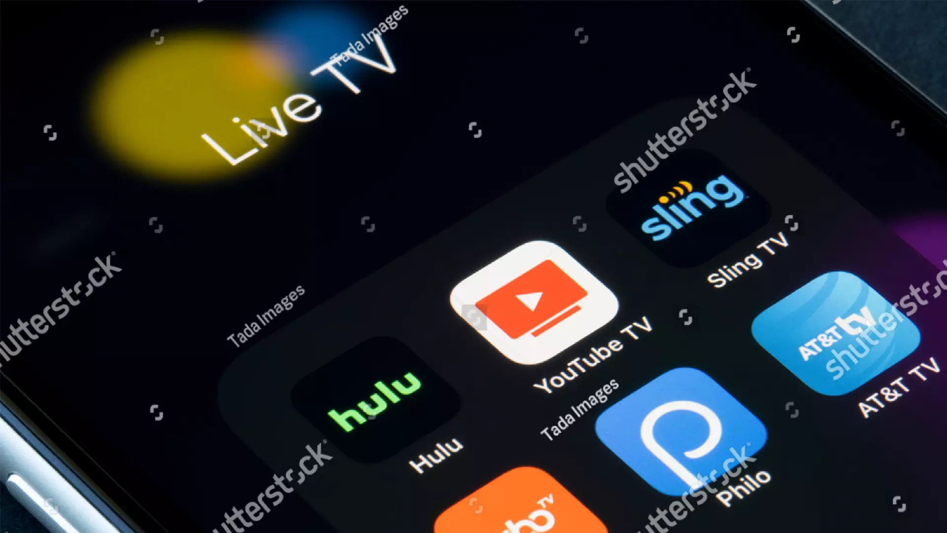 Aplicativos variados para transmissão de televisão ao vivo são vistos em um iPhone, incluindo Hulu, YouTube TV, Sling TV, FuboTV, Philo e ATT TV