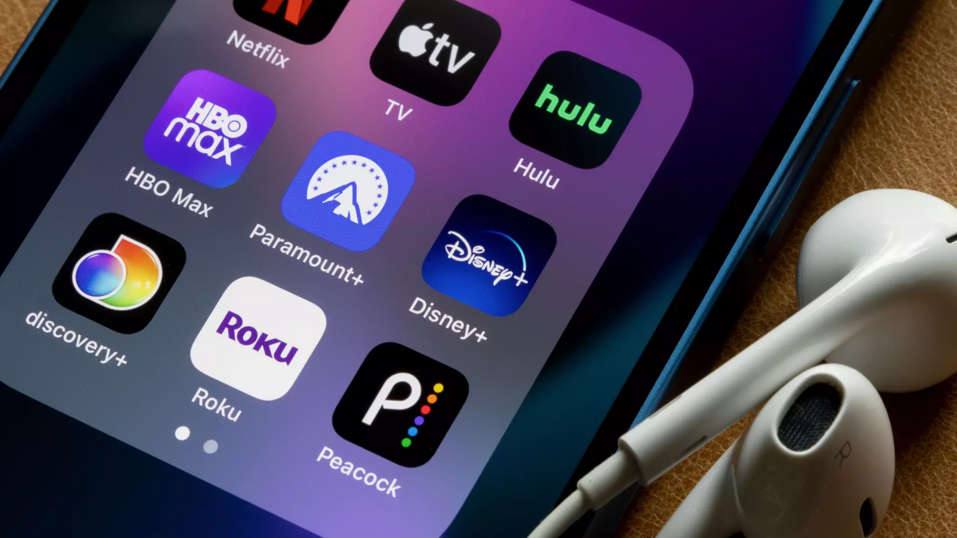 Įvairios srautinio perdavimo programos matomos „iPhone“, įskaitant „Netflix“, „Apple TV“, „Hulu“, „HBO Max“, „Paramount Plus“, „Disney Plus“, „Discovery Plus“, „Roku“ ir „Peacock“.