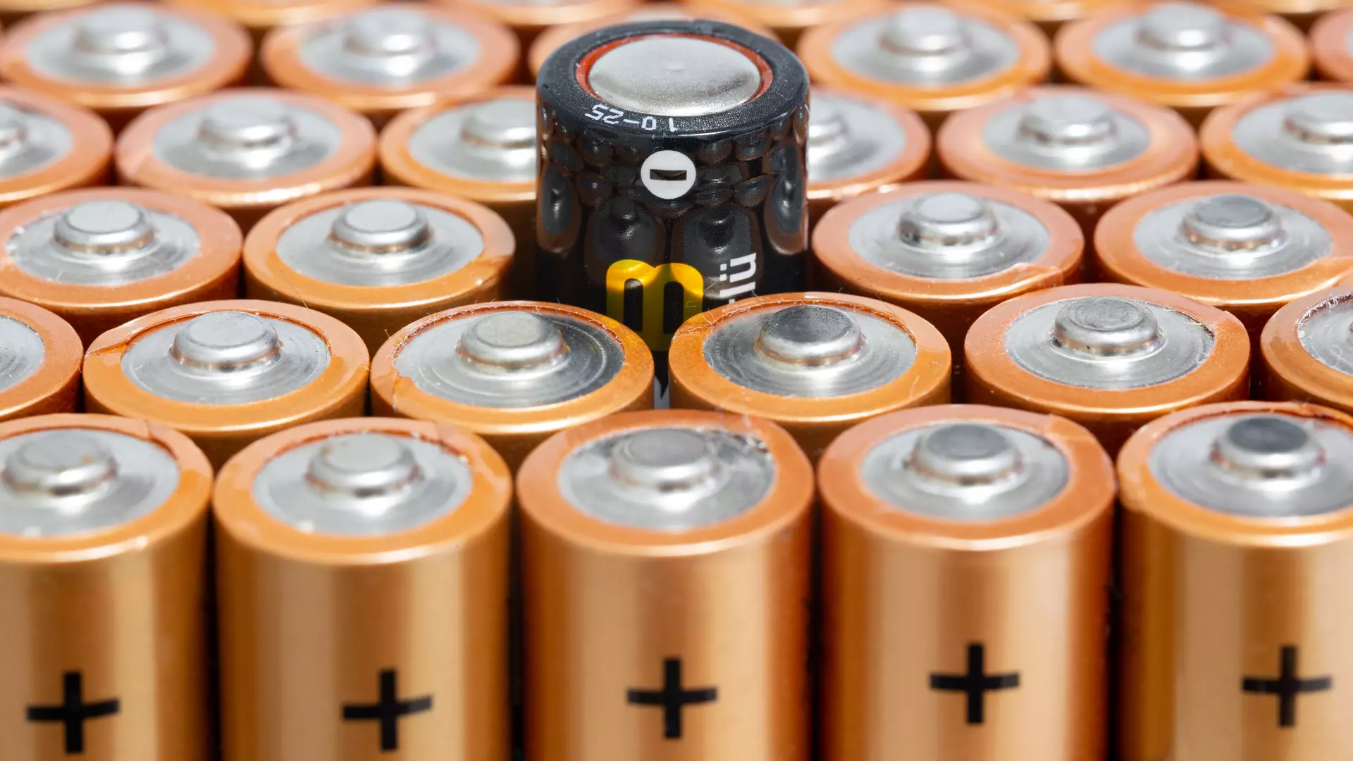 hromada batérií, pričom jedna je veľmi odlišná od ostatných