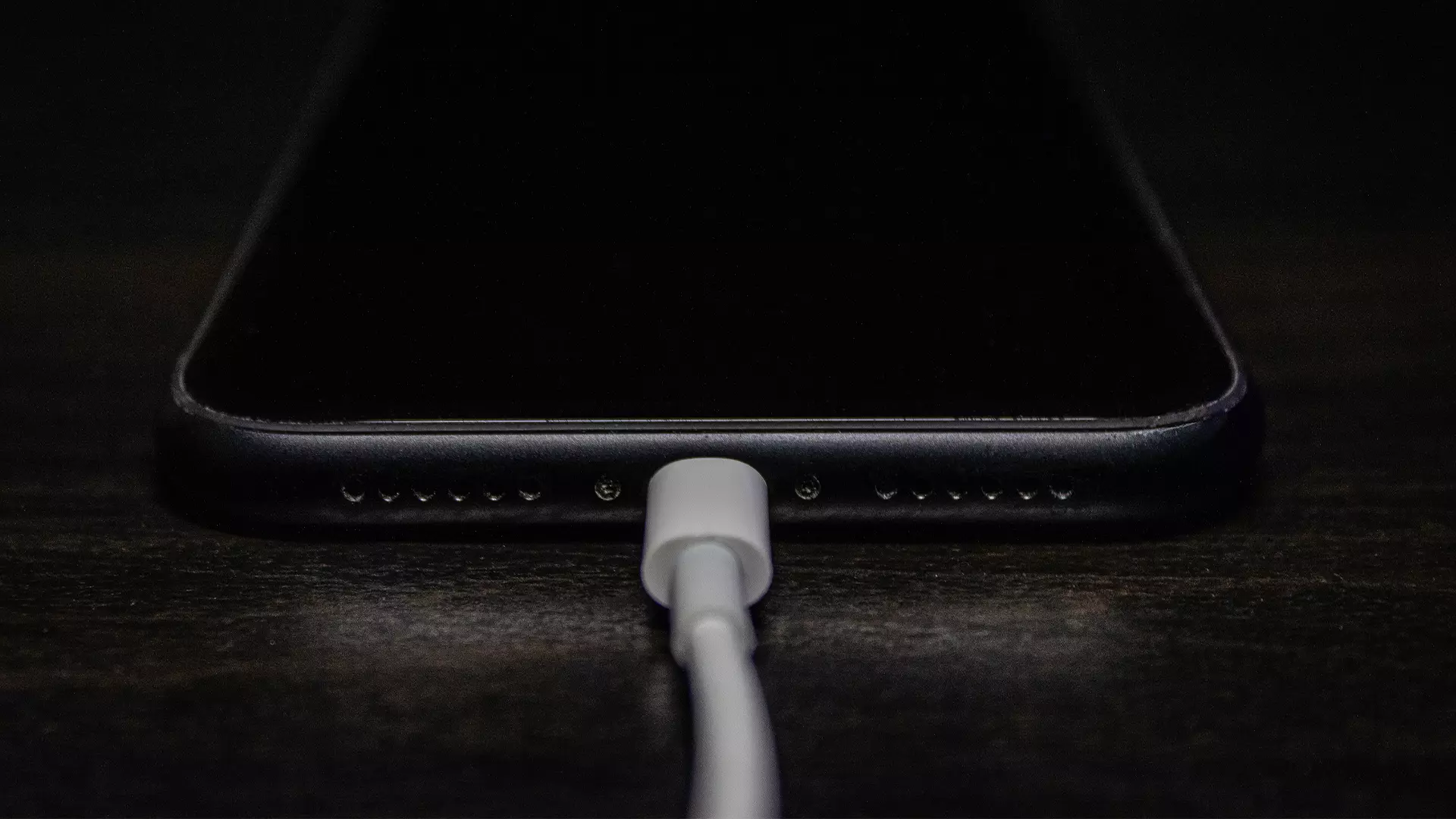 AppleB “Apple” -e ýyldyrym kabellerini gazmak üçin iki ýyl berýär