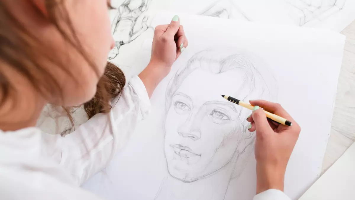 Նկարիչը մատիտով դիմանկար է նկարում մոտիկից: