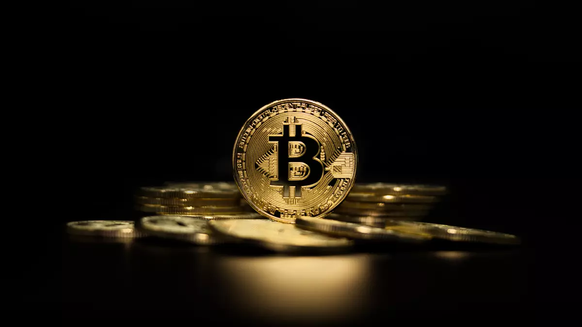 Djörf mynt með Bitcoin merkinu á svörtum bakgrunni