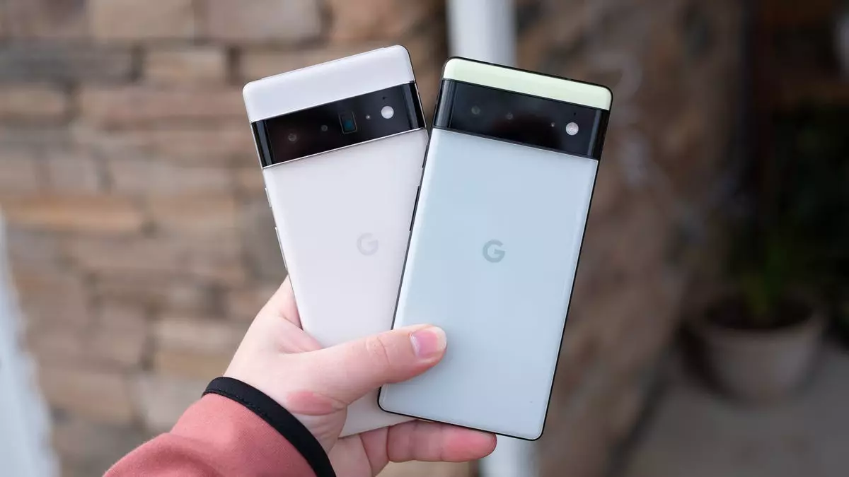 Google Pixel 6 Pro dan Pixel 6 dalam tangan