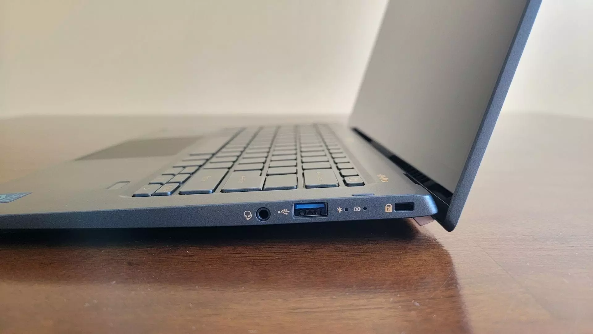 близък план на дясната страна на лаптопа acer swift 5, показващ аудио жак и USB порт