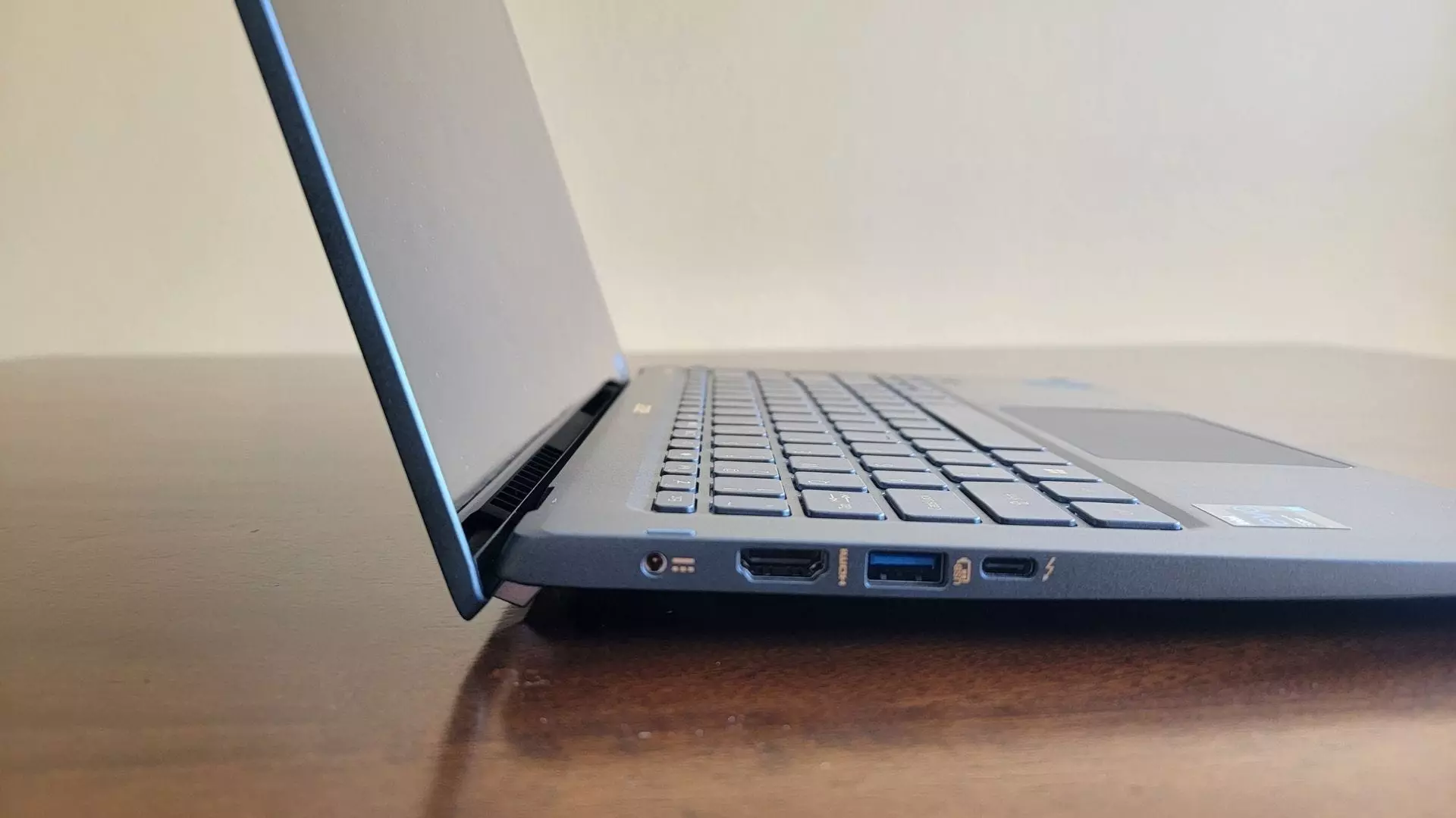 prim-plan al părții stângi a laptopului Acer Swift 5, care arată slotul de alimentare, portul HDMI, portul USB-a și portul USB-C