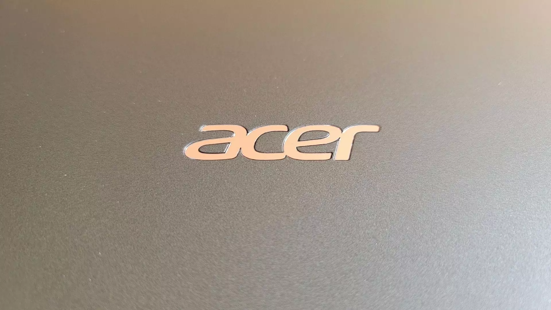 prim-plan al siglei Acer de pe laptopul Acer Swift 5