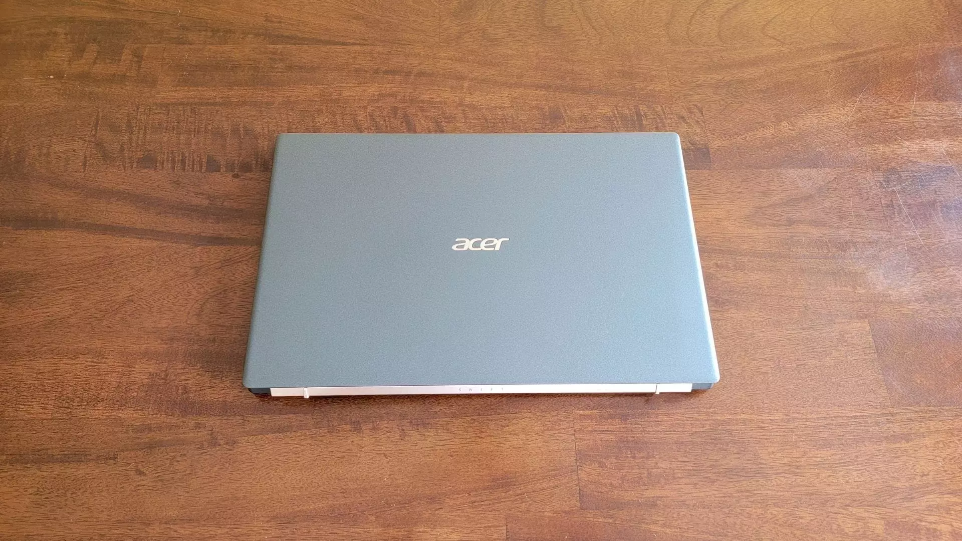laptop acer swift 5 zatvoren na drvenom stolu