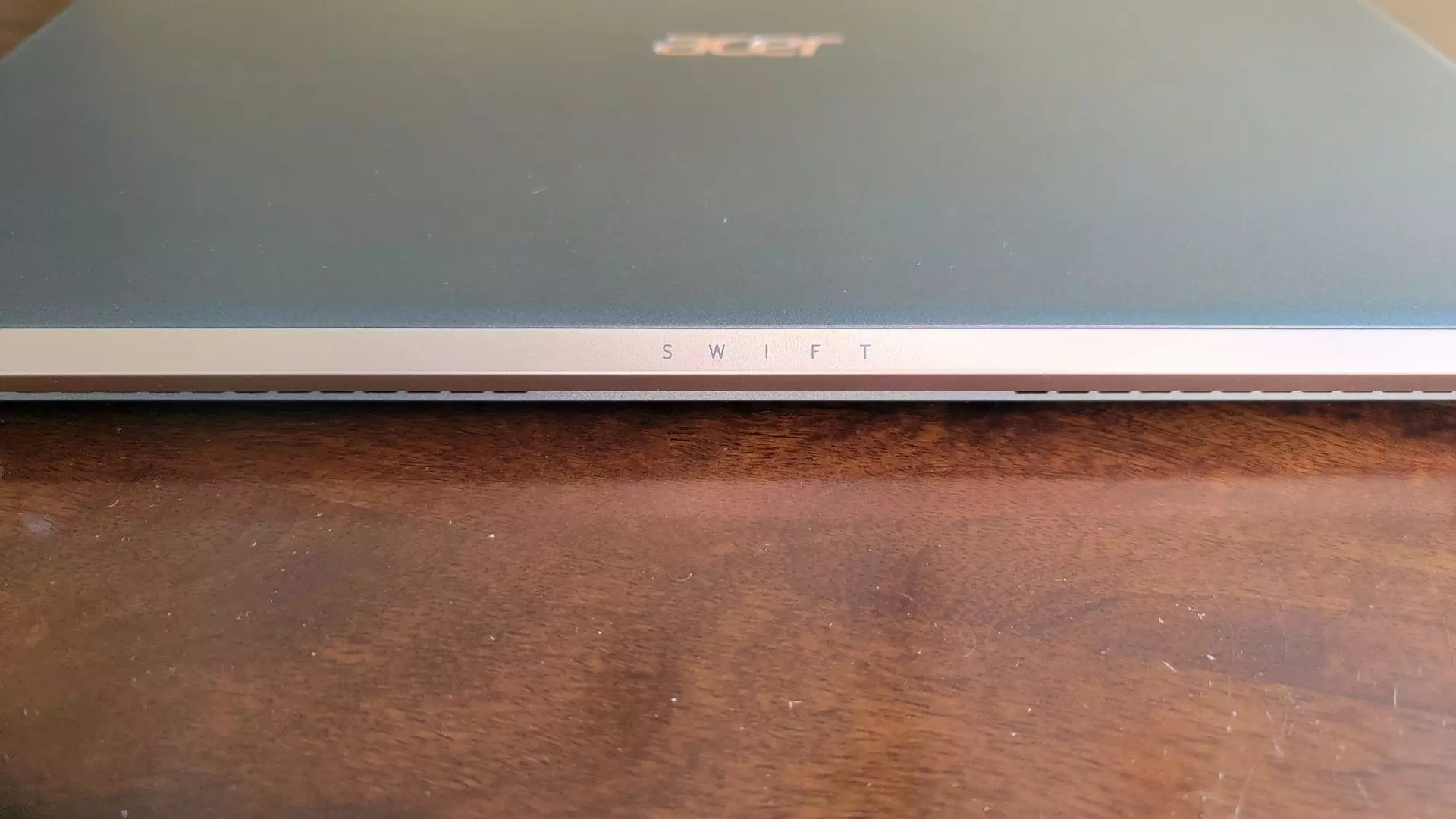 acer swift 5 노트북의 뒷면 가장자리에 쓰여진 swift라는 단어의 클로즈업