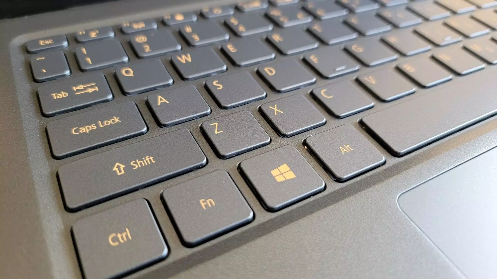 closeup keyboard pada laptop acer swift 5