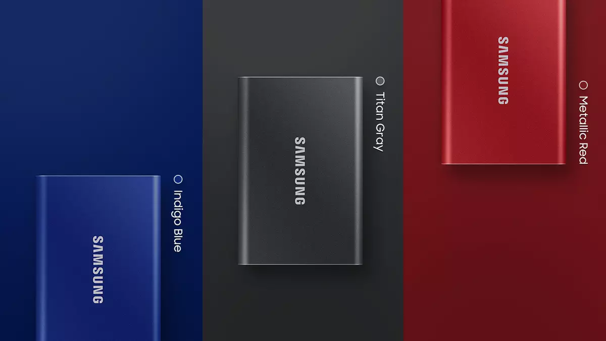 Samsung T7 flytjanlegur SSD í bláu, gráu og rauðu.