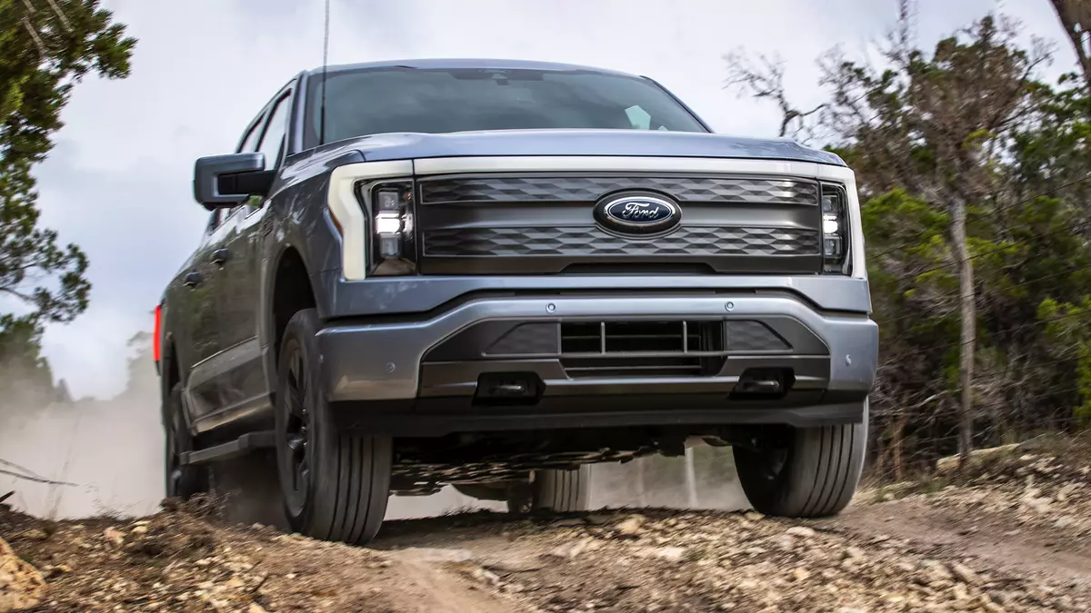 Ang Ford F-150 Lightning offroading.