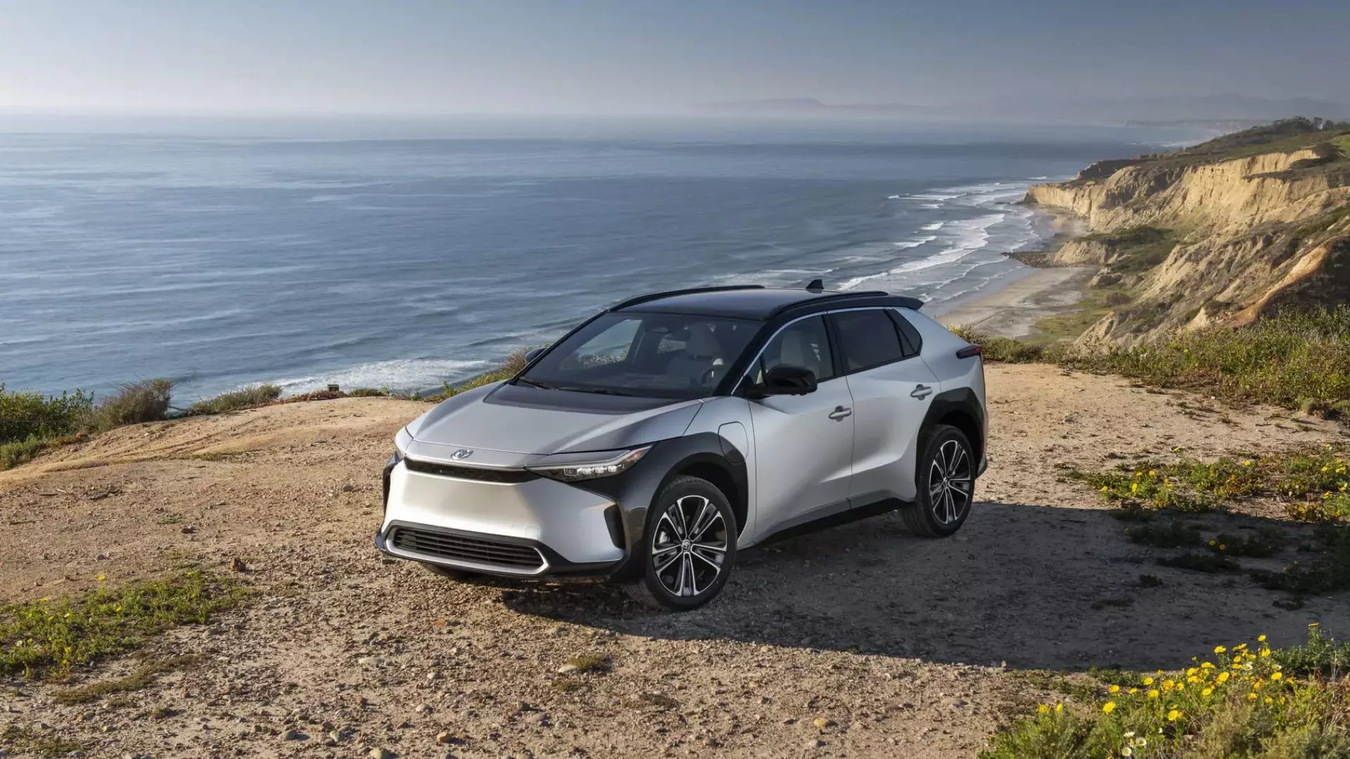 O primeiro SUV EV totalmente elétrico da Toyota finalmente chega às ruas por US $ 42.000