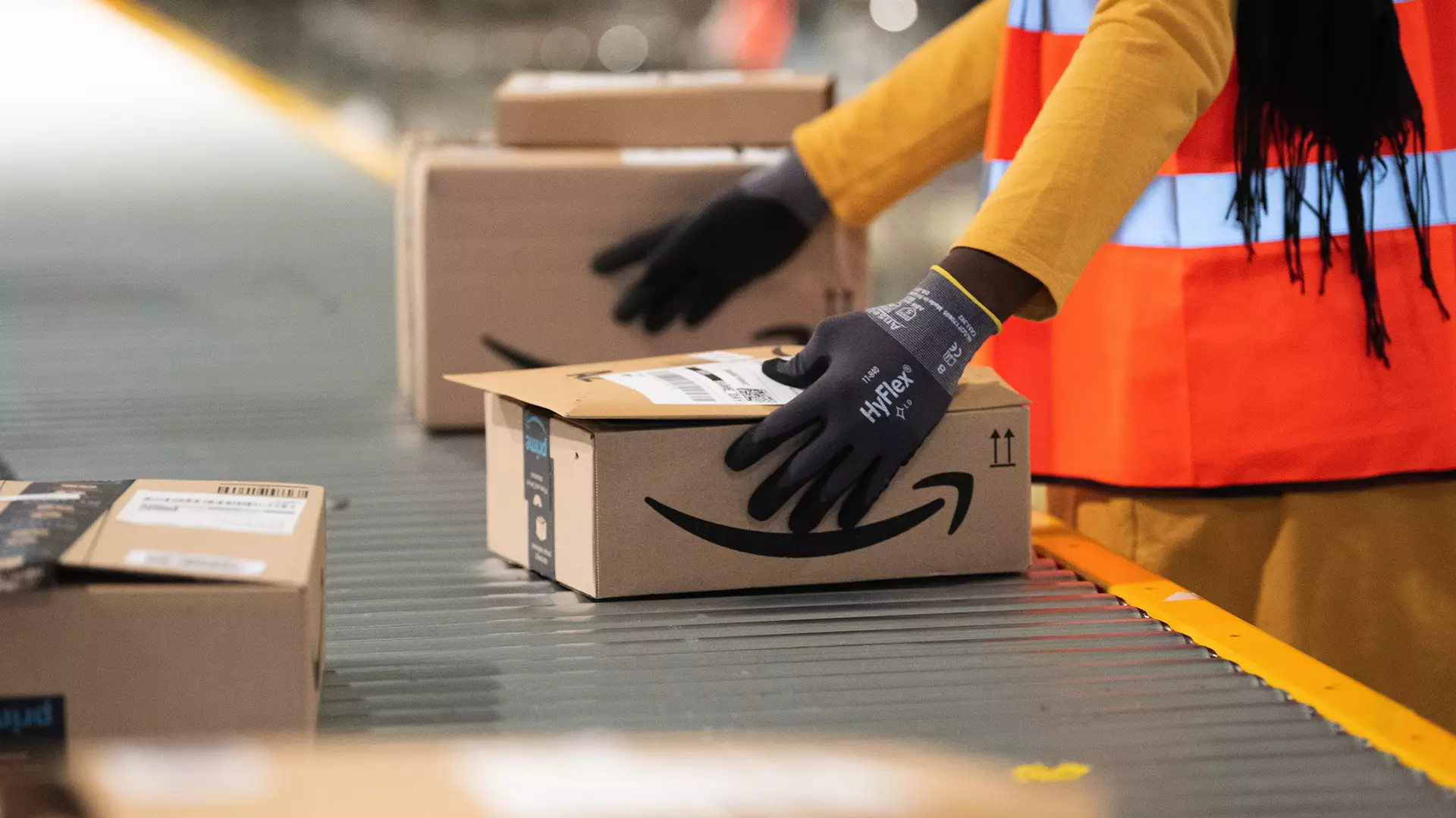 Amazon Eureun Naroskeun Ka Karyawan pikeun Ngetweet Ngeunaan Asih Pakasabanna