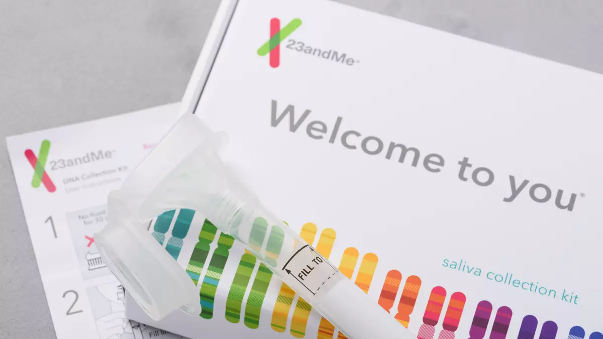 Комплект за събиране на слюнка за личен генетичен тест 23andMe, с епруветка, кутия и инструкции.