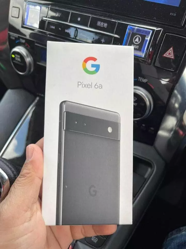 Гандлёвая скрынка Google Pixel 6a у кагосьці ў руках.