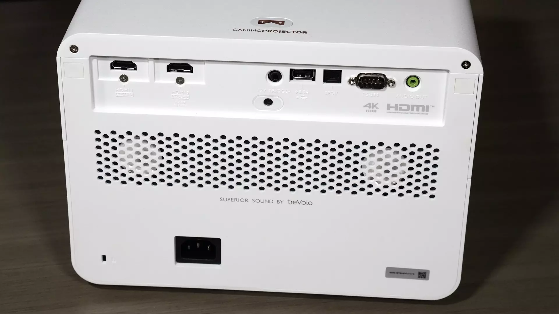 BenQ X3000i projektori tagaküljel on näha hulgaliselt porte ja tuulutusavasid