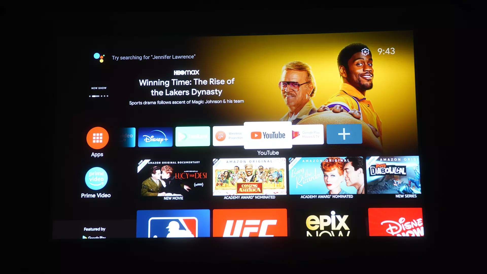 Vedere a ecranului de pornire cu caracteristica adaptor Android TV