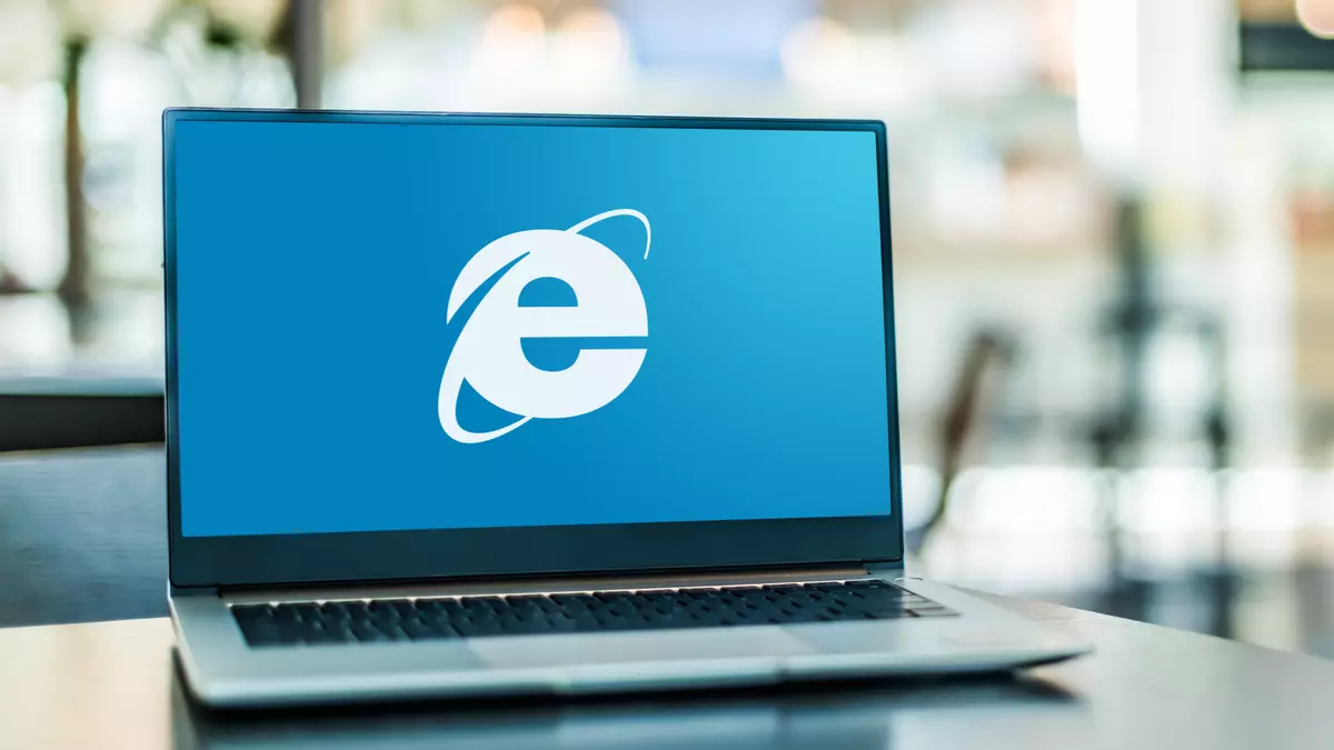 Sülearvuti, millel on Microsofti välja töötatud veebibrauseri Internet Explorer logo, mis sisaldub Microsoft Windowsi operatsioonisüsteemide sarjas