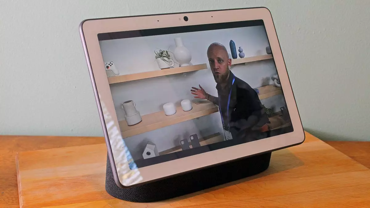 キッチンにある Google Nest Hub Max と、画面に動画が表示されている。