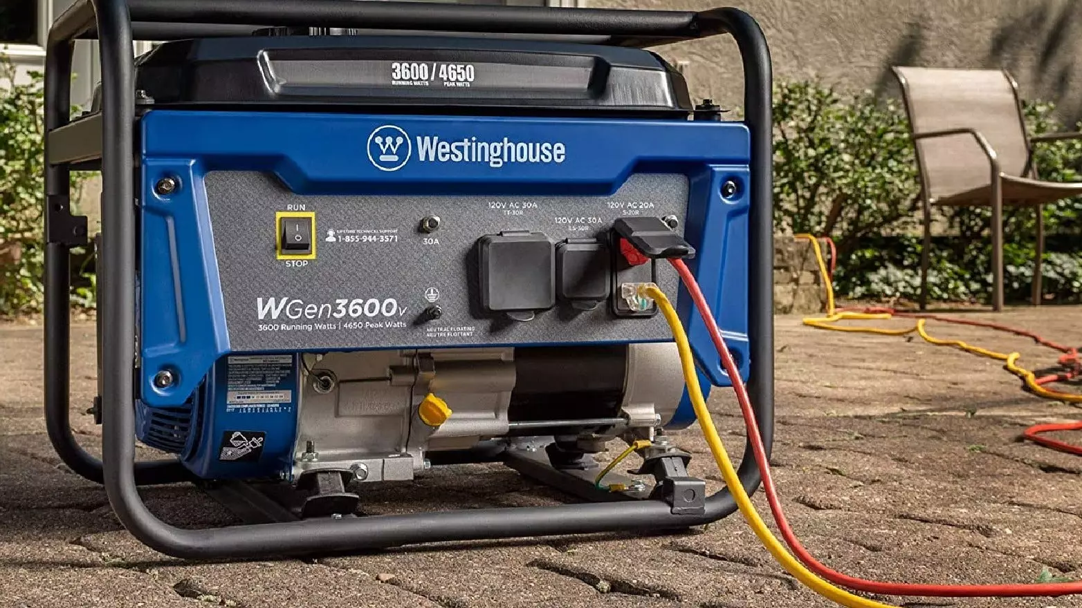 Ein Westinghouse-Generator mit angeschlossenen Stromkabeln