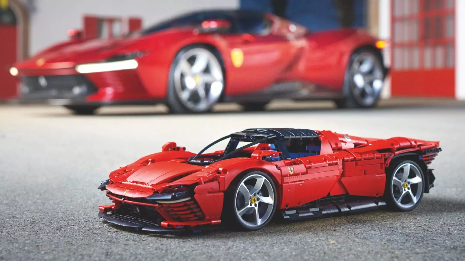 LEGO Ferrari Daytona SP3 komplektam ir jauks dizainera video