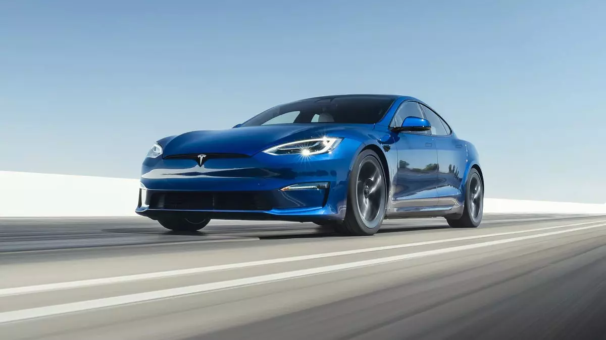 Tesla Model S в русі