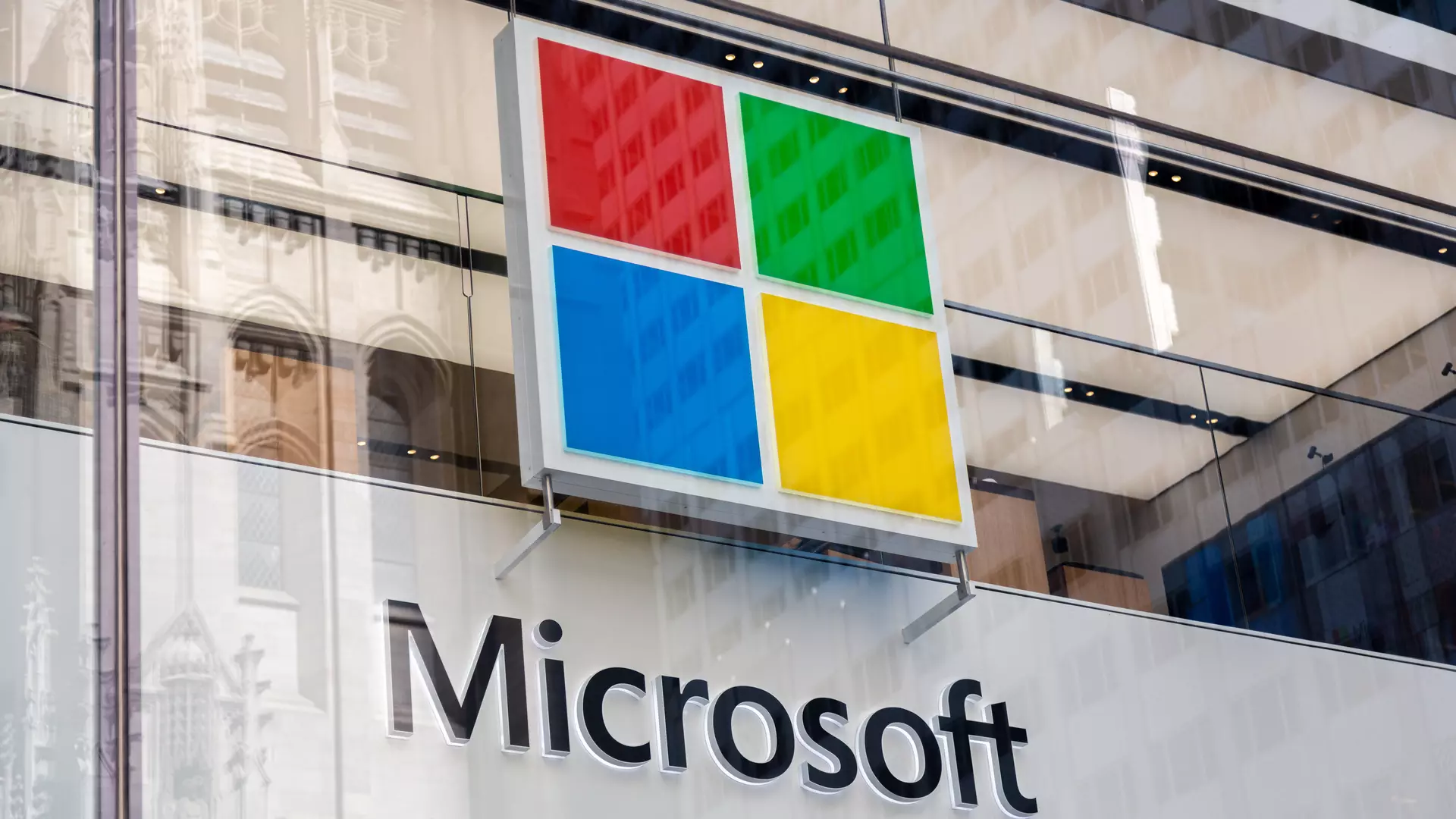 Logo Microsoft Store di jalan