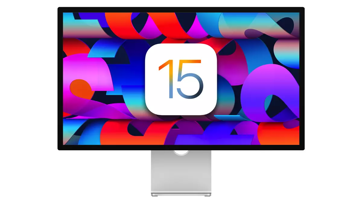 La Apple Studio Display kun la iOS 15-emblemo.
