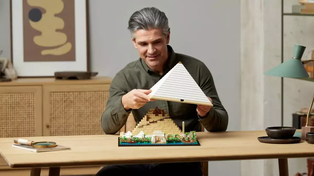 Giza හි LEGO Architecture Great Pyramid කට්ටලය සමඟ සෙල්ලම් කරන පුද්ගලයෙක්