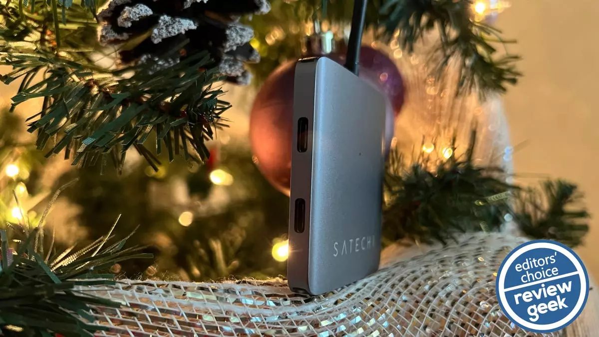 Satechi USB čvorište sa 4 porta u božićnom drvcu