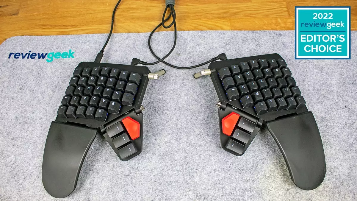 Ang Moonlander keyboard na may napiling badge ng Editor