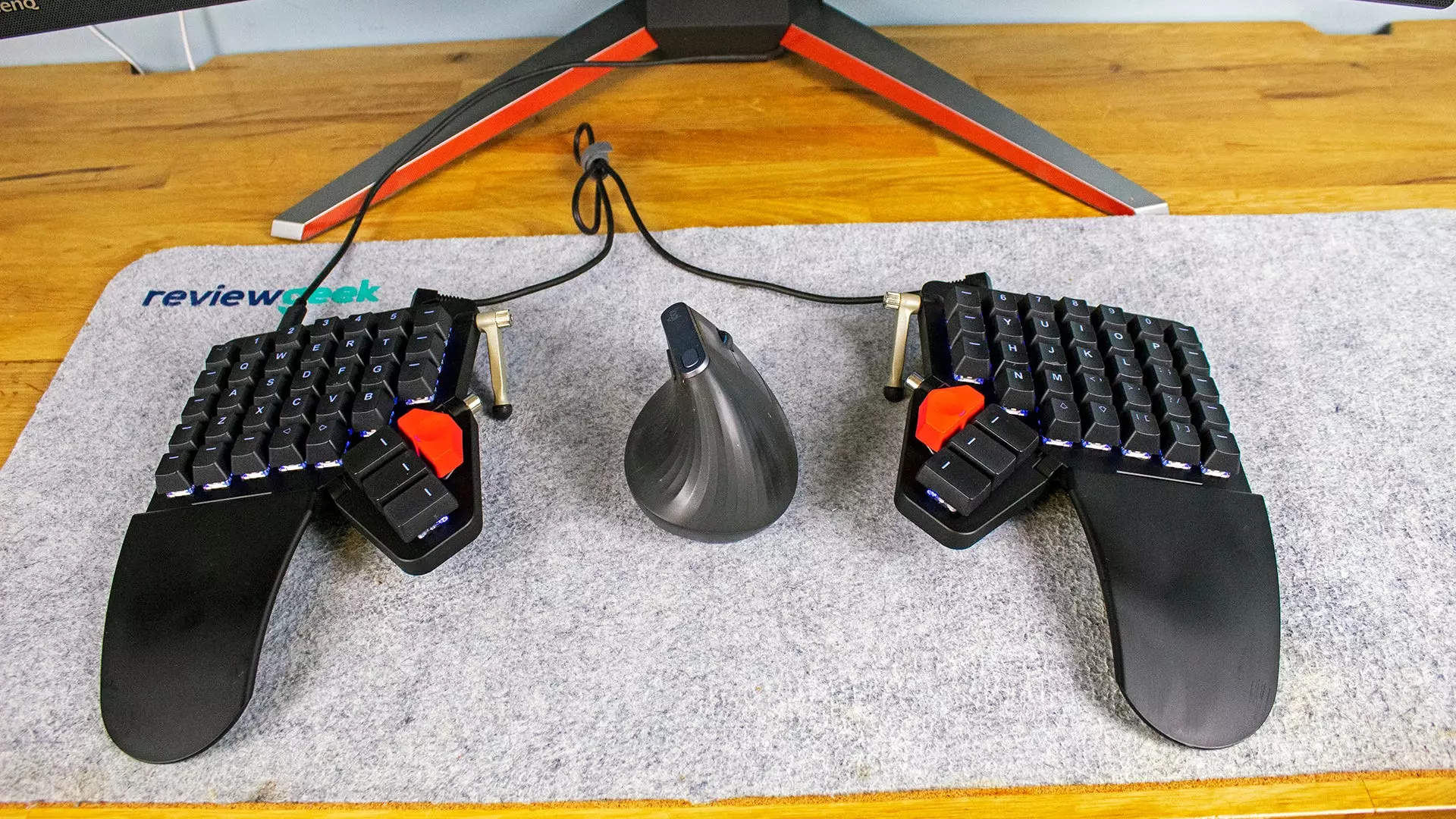 Keyboard Moonlander dengan mouse di antara dua bagian
