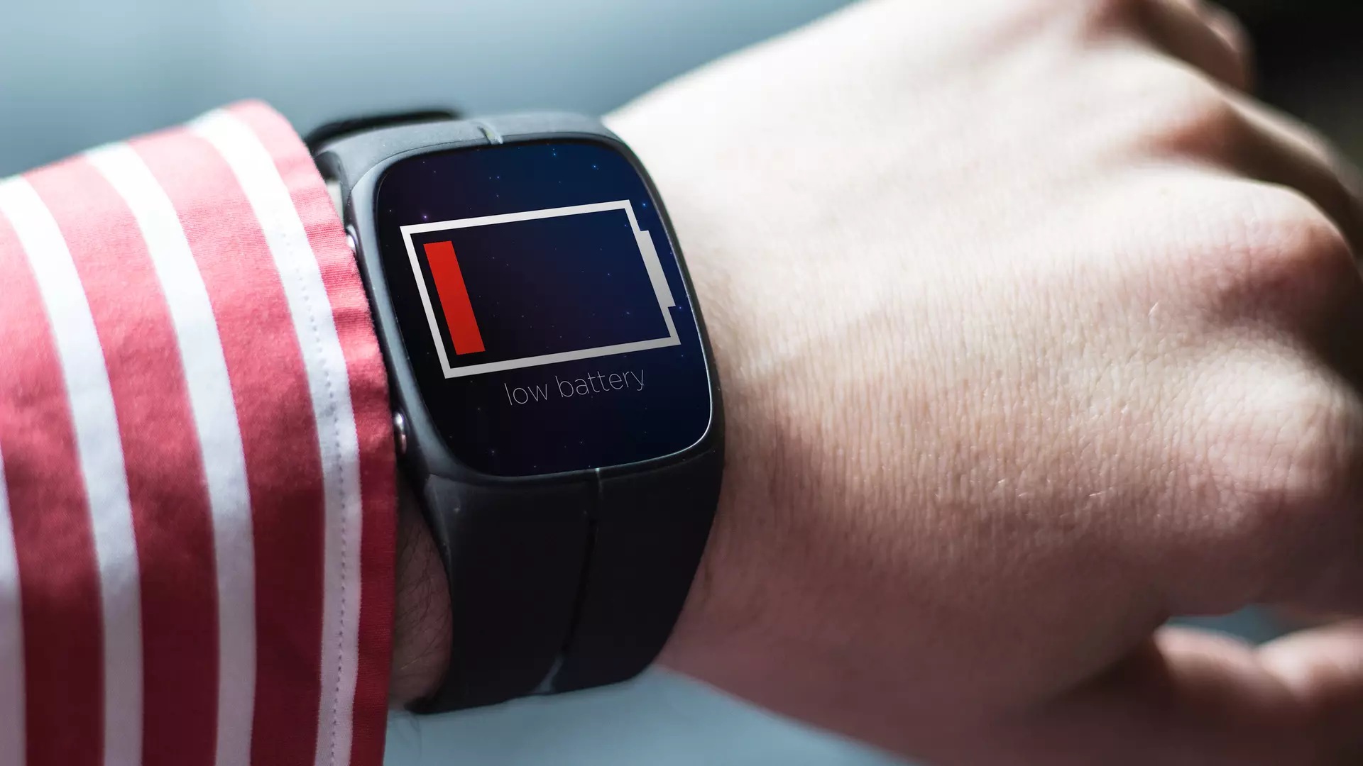 lifestyle concept: smartwatch met bijna lege batterij. Schermafbeeldingen zijn verzonnen.