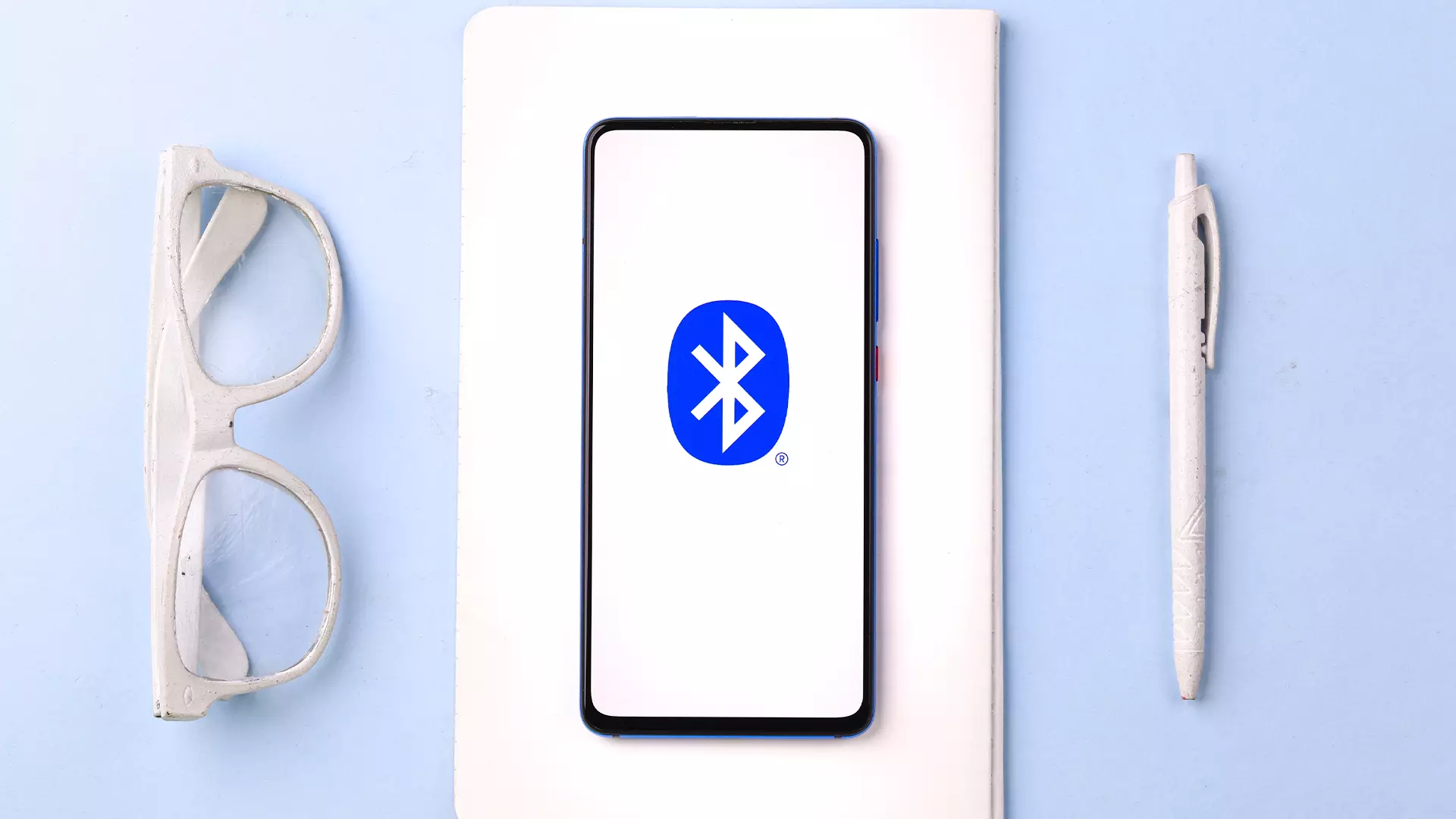Телефон Android с логотипом Bluetooth.