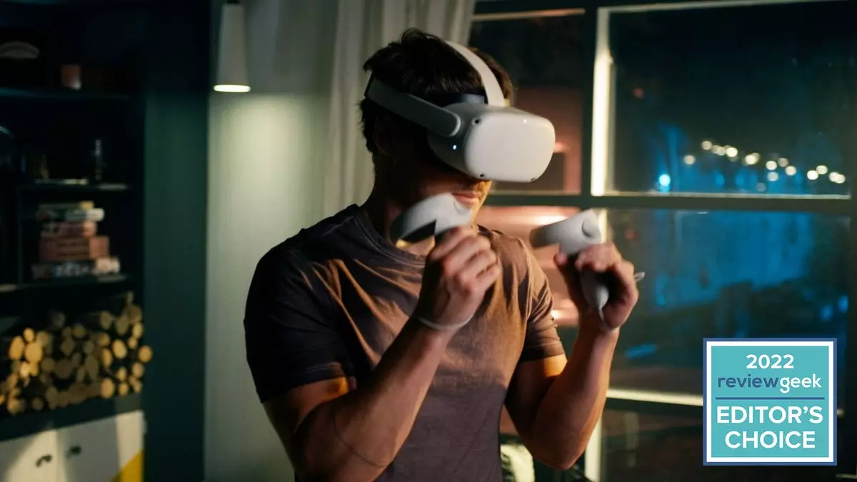 ایک آدمی جس نے Oculus Quest 2 پہنا ہوا ہے اور اس کے ہاتھ ایسے پکڑے ہوئے ہیں جیسے باکس کرنا ہو۔