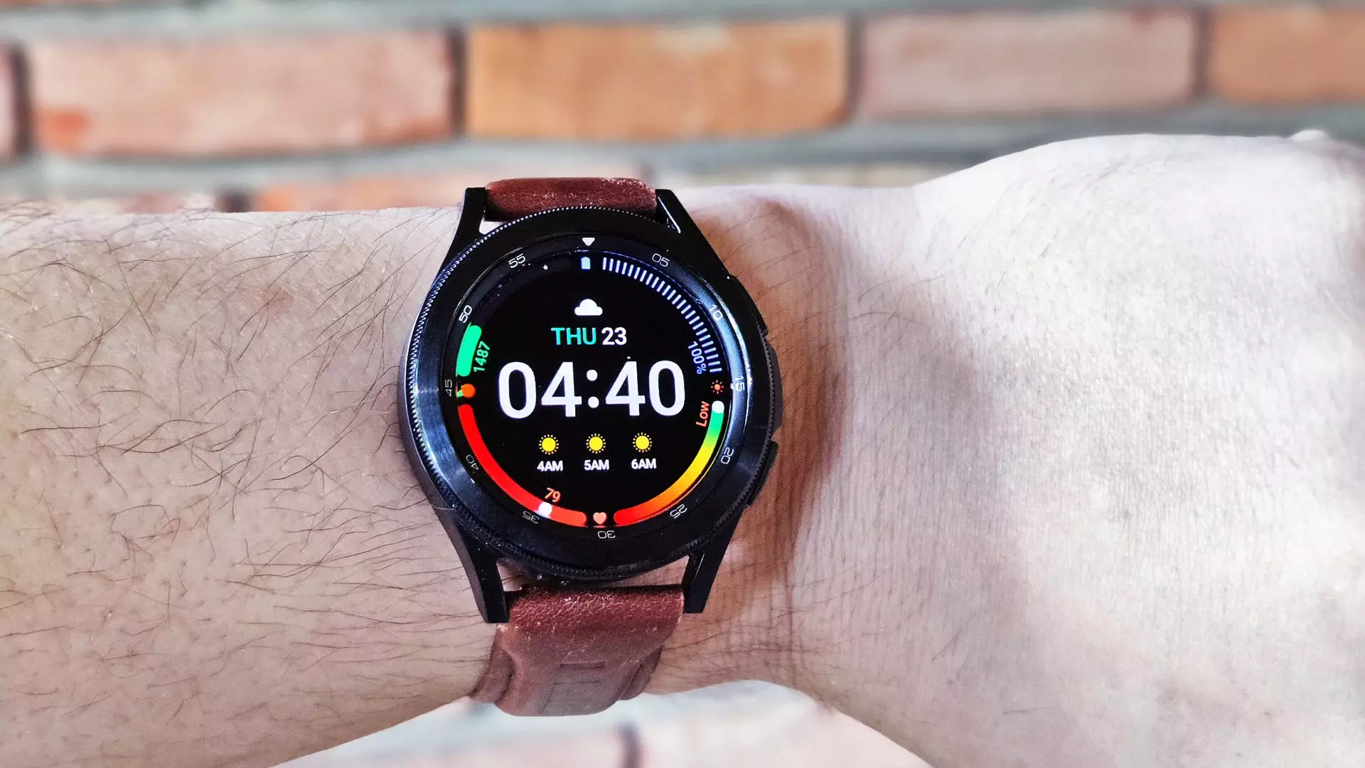 帶有皮革錶帶的 Galaxy Watch 4 的特寫。