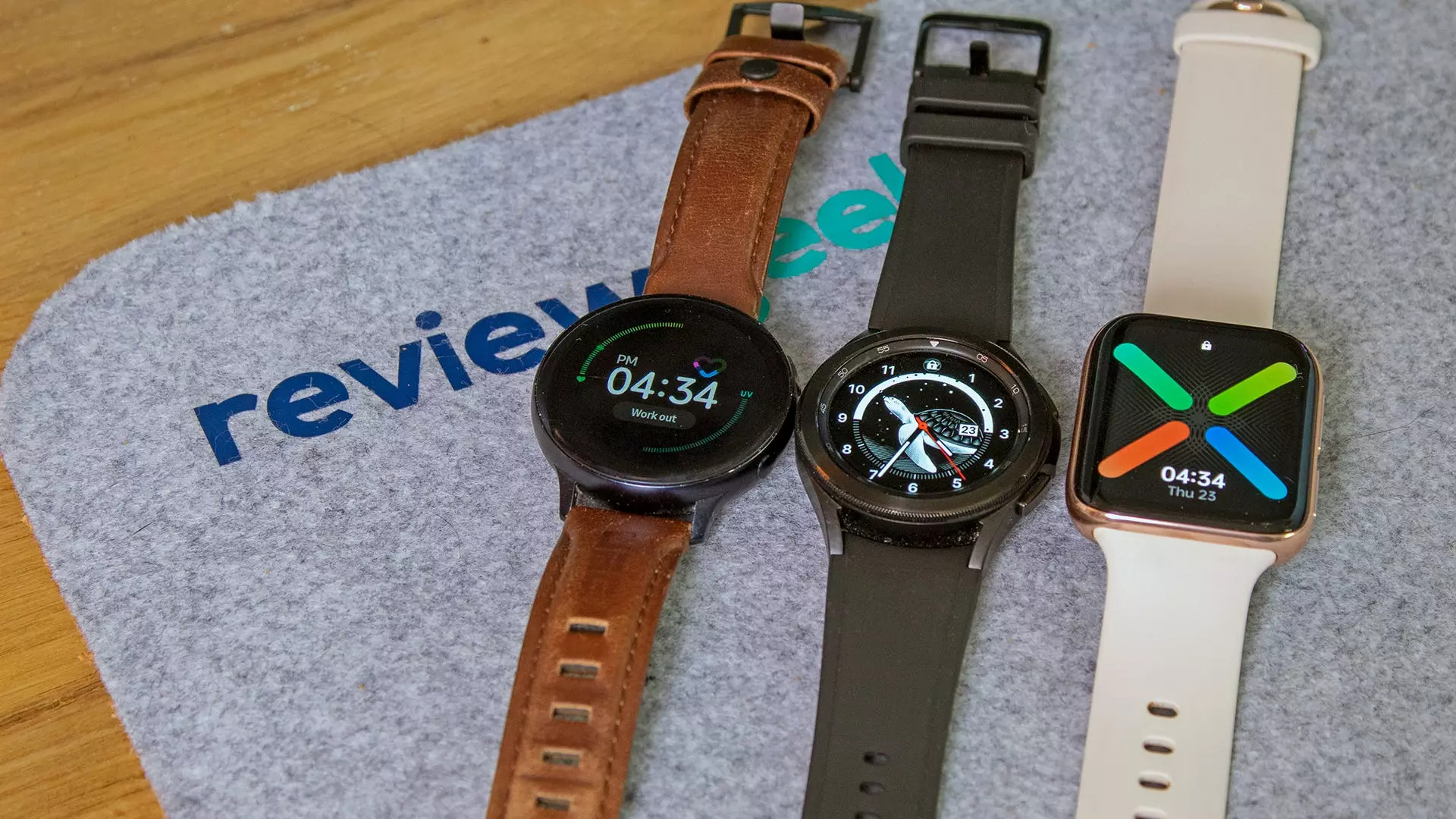 Un Galaxy Watch Active 2 lângă un Galaxy Watch 4, lângă un ceas Oppo Wear OS