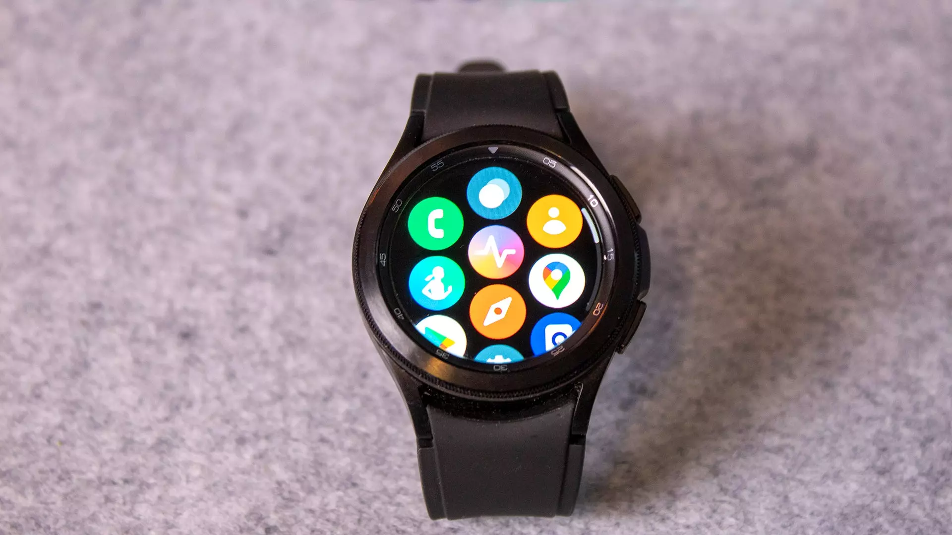 Un Galaxy Watch 4 con app Wear OS sullo schermo