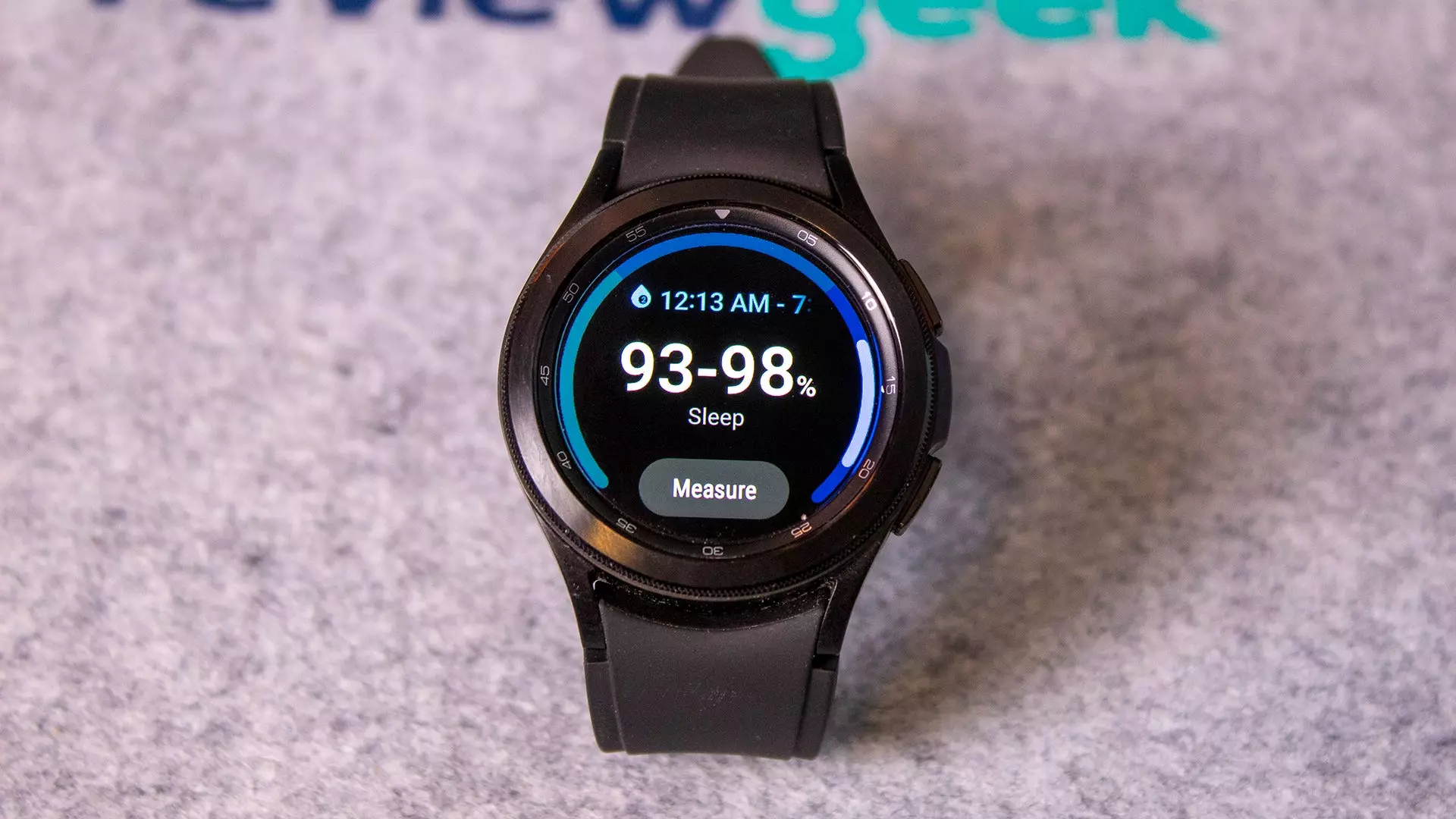 Detailní záběr na Samsung Galaxy Watch 4 s údaji o spánku.