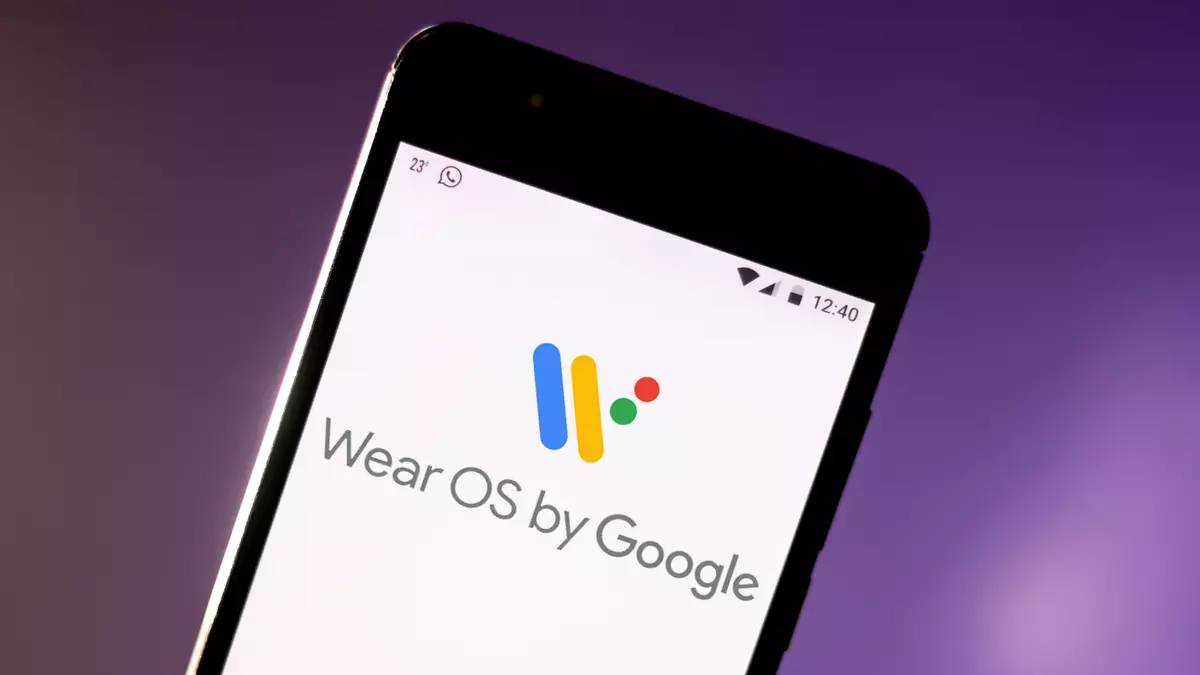 a Wear OS logó megjelenik egy okostelefonon.