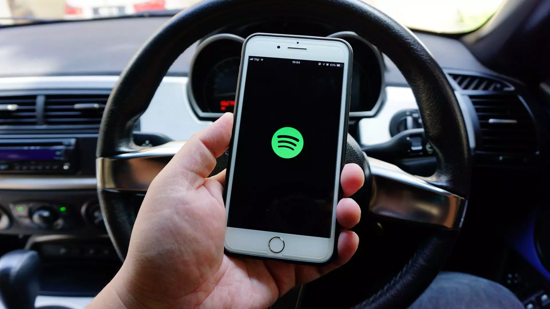 Nima uchun Spotify ilovasi eski avtomobil stereosida ishlamayapti